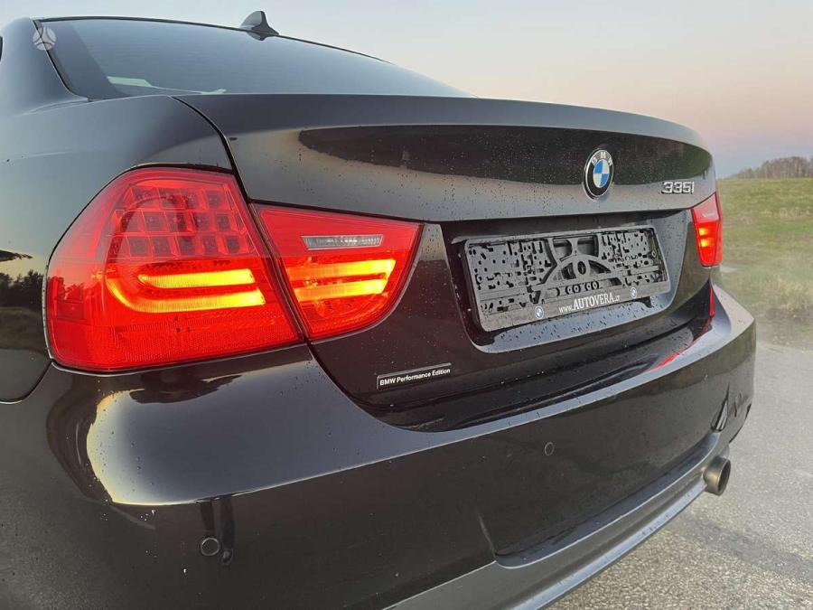 Melns BMW 335 2011 Panevēža, ar dzinēja tilpumu 2.98 L un nobraukumu 106 tūkst. km par 14500 €, foto 18 vietnē AUTOMOTO.COM.LV