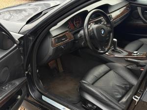Melns BMW 335 2006 Rīga, ar dzinēja tilpumu 3.00 L un nobraukumu 379 tūkst. km par 5280 €, foto 10 vietnē AUTOMOTO.COM.LV