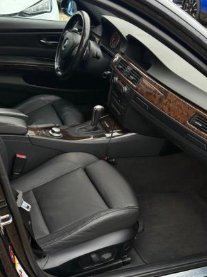 Melns BMW 335 2006 Rīga, ar dzinēja tilpumu 3.00 L un nobraukumu 379 tūkst. km par 5280 €, foto 11 vietnē AUTOMOTO.COM.LV