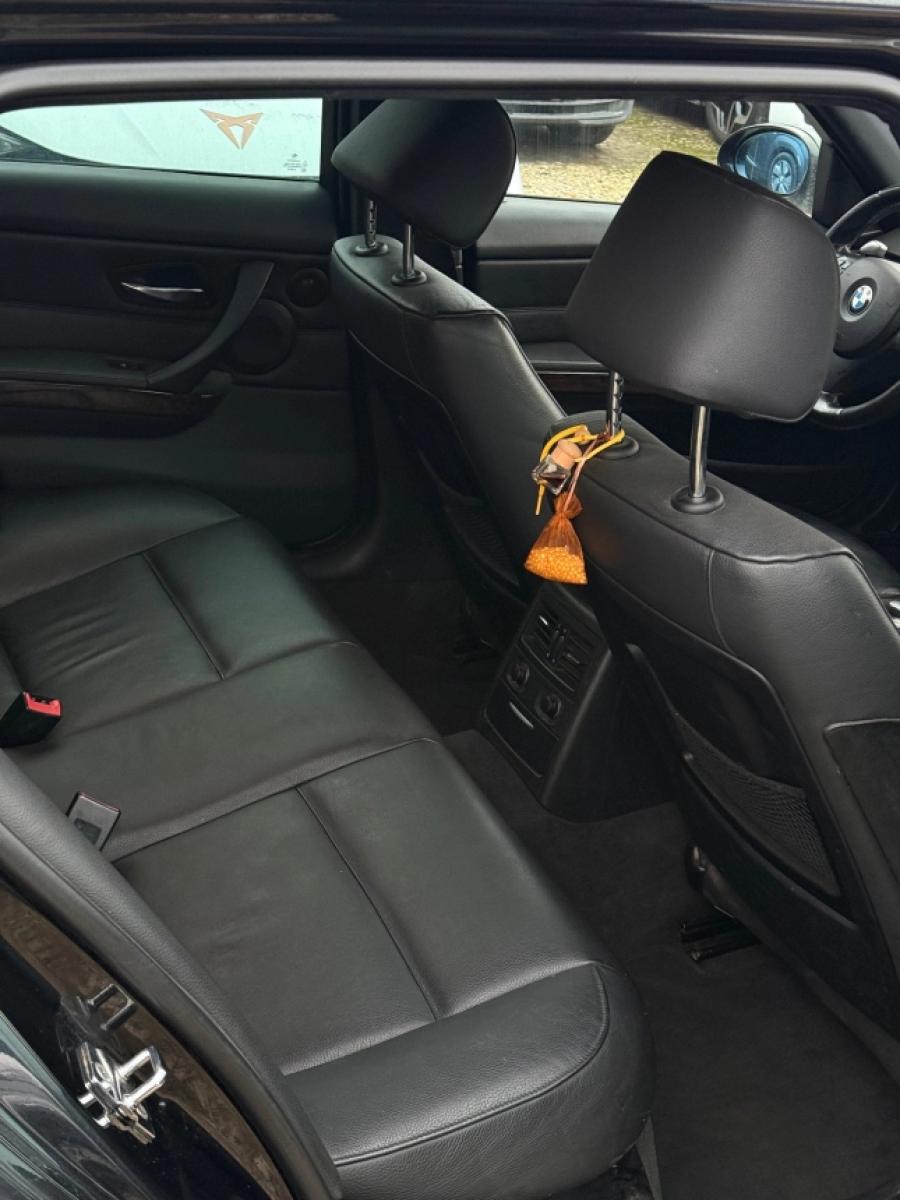 Melns BMW 335 2006 Rīga, ar dzinēja tilpumu 3.00 L un nobraukumu 379 tūkst. km par 5280 €, foto 13 vietnē AUTOMOTO.COM.LV