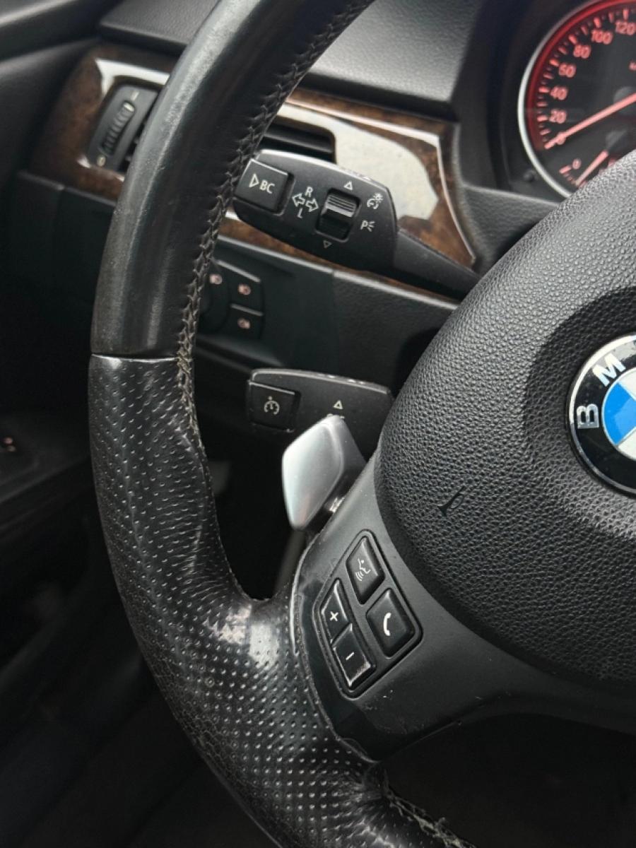 Melns BMW 335 2006 Rīga, ar dzinēja tilpumu 3.00 L un nobraukumu 379 tūkst. km par 5280 €, foto 17 vietnē AUTOMOTO.COM.LV