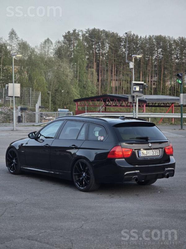Black BMW 335 2010 in Riga, with an engine capacity of 3.00 L and mileage of 330 thousand km for 8200 €, photo 6 on AUTOMOTO.COM.LV