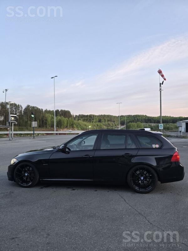 Black BMW 335 2010 in Riga, with an engine capacity of 3.00 L and mileage of 330 thousand km for 8200 €, photo 7 on AUTOMOTO.COM.LV