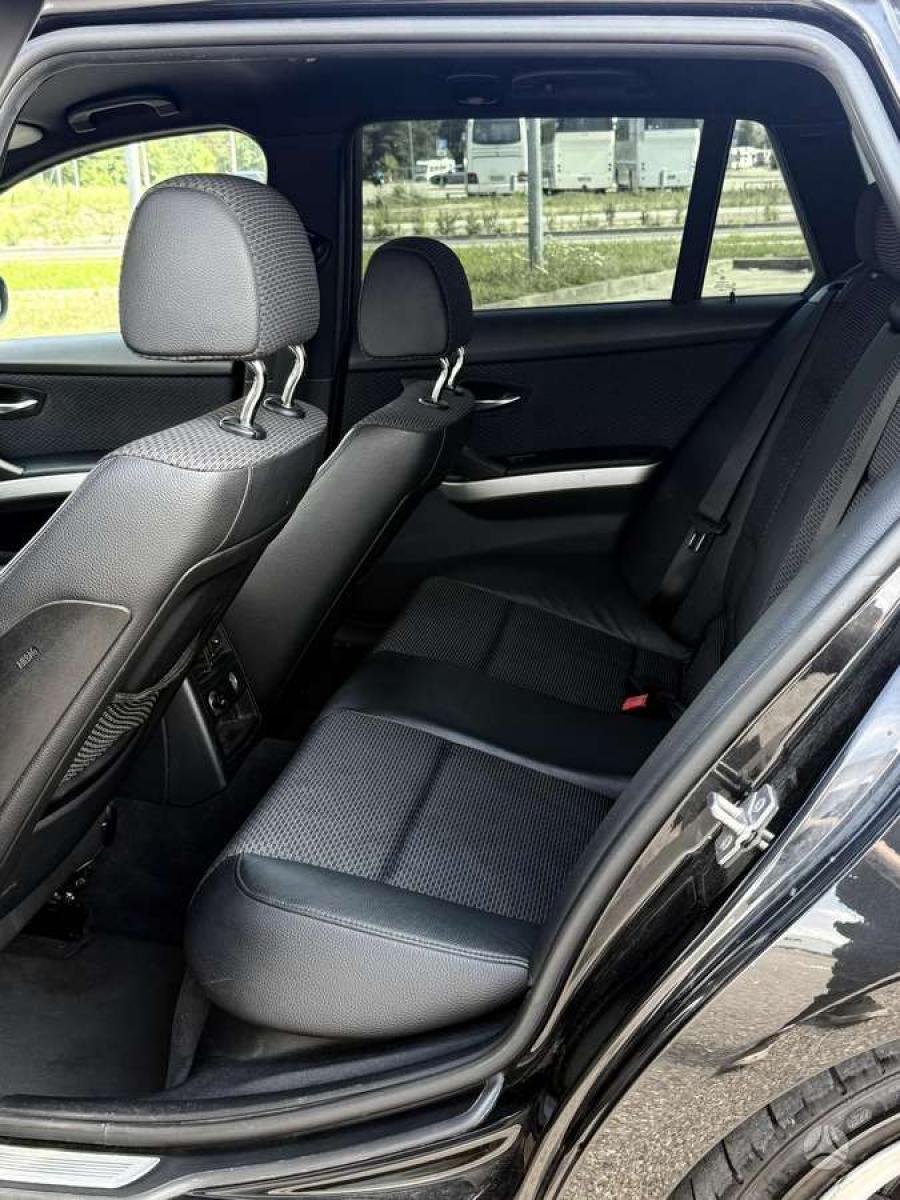 Black BMW 335 2010 in Vilnius, with an engine capacity of 2.99 L and mileage of 380 thousand km for 10500 €, photo 13 on AUTOMOTO.COM.LV