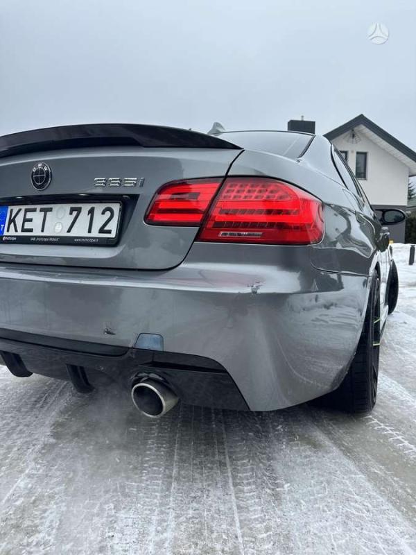 Grey BMW 335 2008 in Trakai, with an engine capacity of 2.99 L and mileage of 263 thousand km for 8700 €, photo 9 on AUTOMOTO.COM.LV