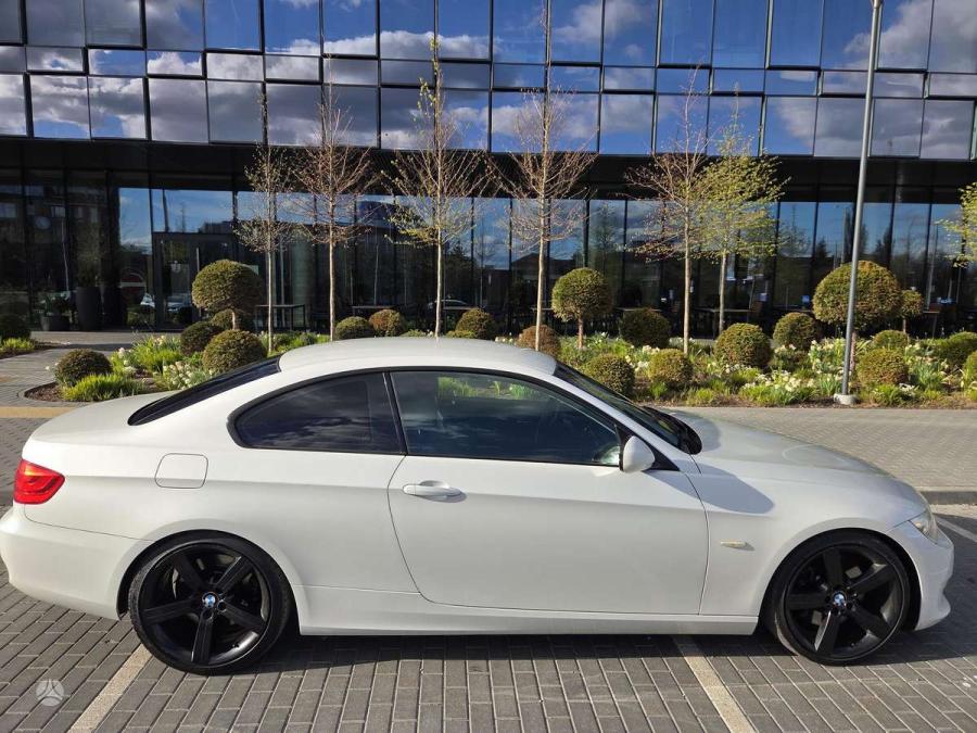 Balts BMW 335 2011 Viļņa, ar dzinēja tilpumu 3.00 L un nobraukumu 335 tūkst. km par 9200 €, foto 3 vietnē AUTOMOTO.COM.LV