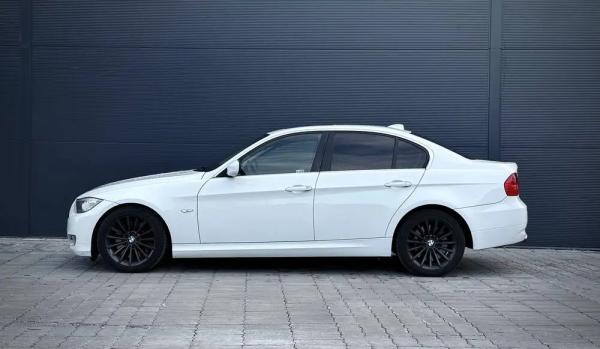 White BMW 335 2011 in Riga, with an engine capacity of 3.00 L and mileage of 227 thousand km for 8595 €, photo 2 on AUTOMOTO.COM.LV