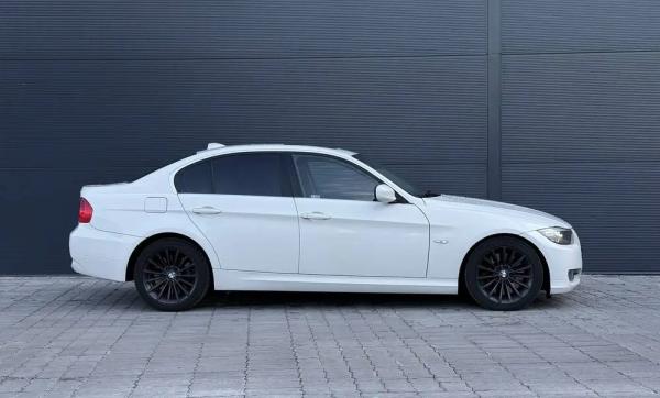 White BMW 335 2011 in Riga, with an engine capacity of 3.00 L and mileage of 227 thousand km for 8595 €, photo 5 on AUTOMOTO.COM.LV