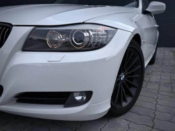 White BMW 335 2011 in Riga, with an engine capacity of 3.00 L and mileage of 227 thousand km for 8595 €, photo 7 on AUTOMOTO.COM.LV