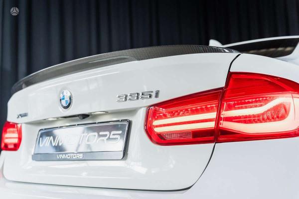 White BMW 335 2014 in Vilnius, with an engine capacity of 2.99 L and mileage of 136 thousand km for 18999 €, photo 10 on AUTOMOTO.COM.LV