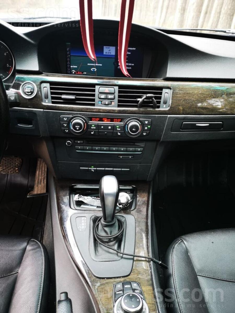 White BMW 335 2011 in Riga, with an engine capacity of 3.00 L and mileage of 318 thousand km for 6450 €, photo 13 on AUTOMOTO.COM.LV