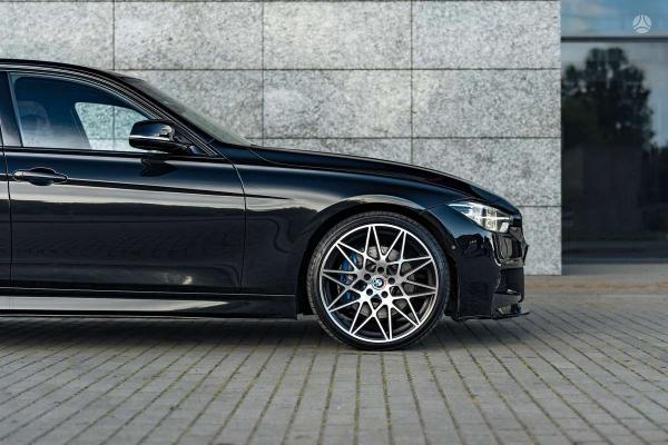 Black BMW 340 2017 in Klaipeda, with an engine capacity of 3.00 L and mileage of 149 thousand km for 23499 €, photo 9 on AUTOMOTO.COM.LV
