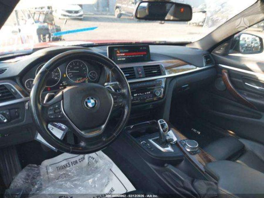 Red BMW 440 2018 in Klaipeda, with an engine capacity of 3.00 L and mileage of 93 thousand km for 10000 €, photo 16 on AUTOMOTO.COM.LV