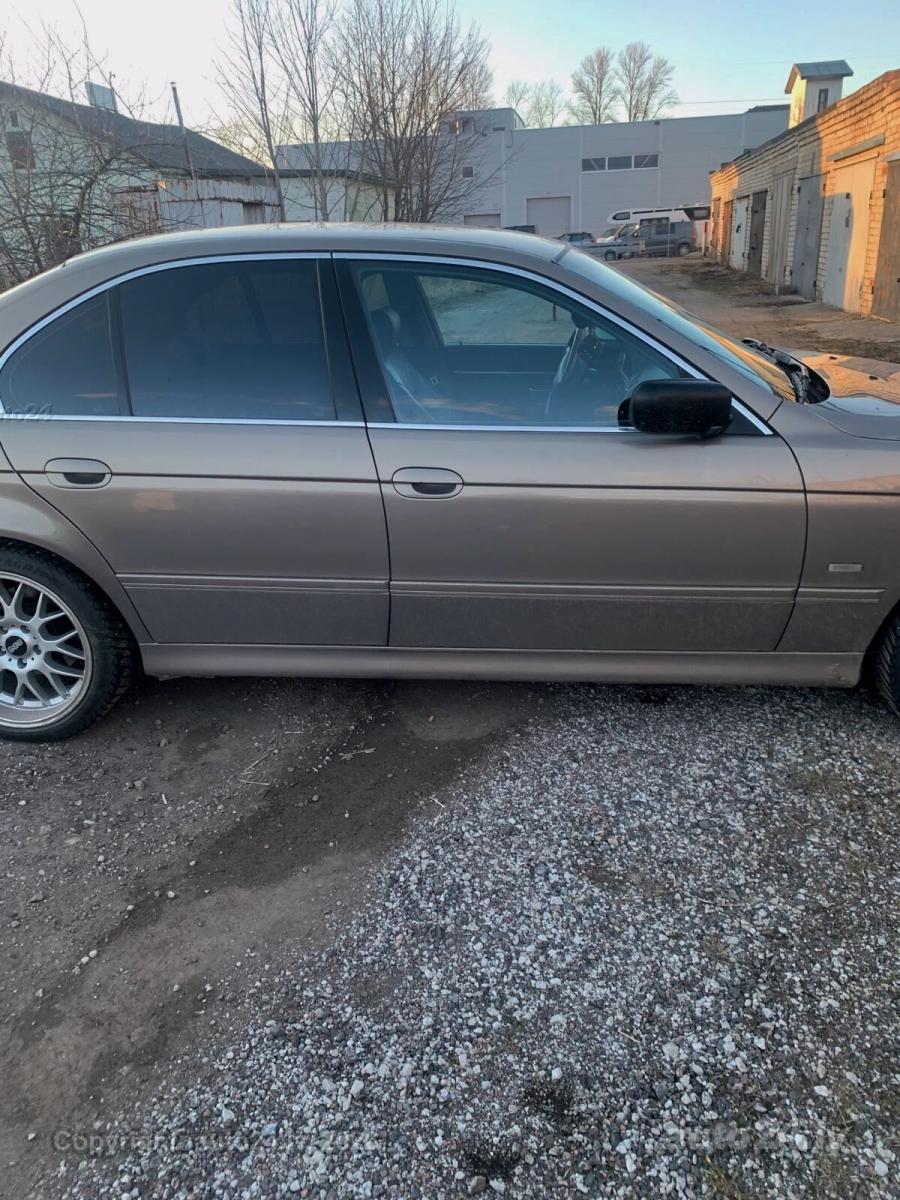 Smilšu krāsa BMW 5 Series 2003 Narva, ar dzinēja tilpumu 2.50 L un nobraukumu 188 tūkst. km par 6000 €, foto 3 vietnē AUTOMOTO.COM.LV