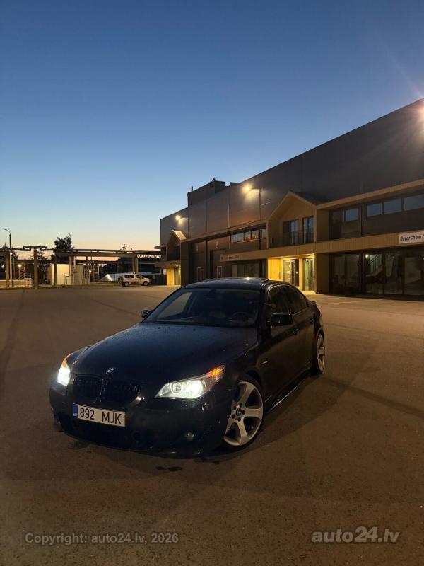 Melns BMW 5 Series 2003 Tallina, ar dzinēja tilpumu 4.40 L un nobraukumu 0 tūkst. km par 5900 €, foto 5 vietnē AUTOMOTO.COM.LV