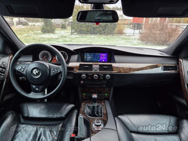 Melns BMW 5 Series 2005 Tallina, ar dzinēja tilpumu 4.40 L un nobraukumu 300 tūkst. km par 10900 €, foto 11 vietnē AUTOMOTO.COM.LV