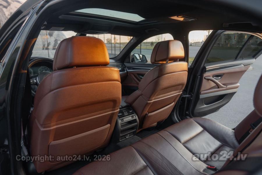 Melns BMW 5 Series 2010 Tallina, ar dzinēja tilpumu 3.00 L un nobraukumu 366 tūkst. km par 13900 €, foto 13 vietnē AUTOMOTO.COM.LV