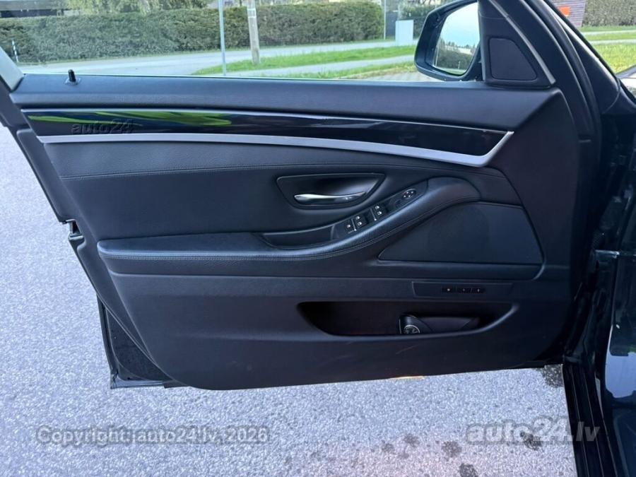 Melns BMW 5 Series 2010 Tallina, ar dzinēja tilpumu 3.00 L un nobraukumu 267 tūkst. km par 13900 €, foto 14 vietnē AUTOMOTO.COM.LV