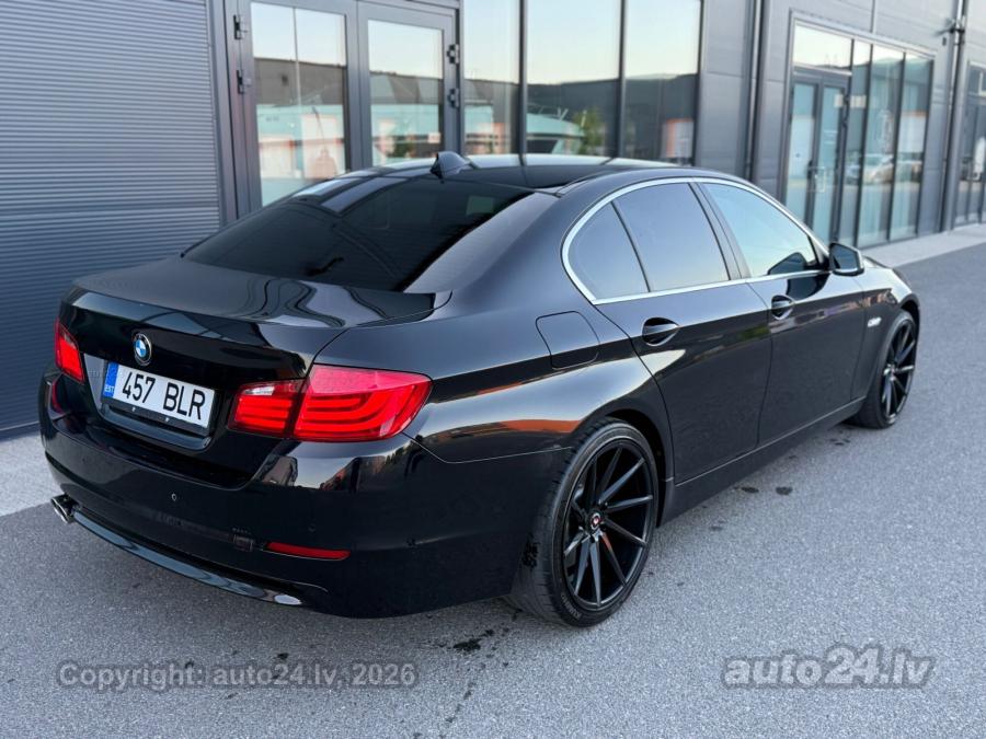 Melns BMW 5 Series 2010 Kuresāre, ar dzinēja tilpumu 3.00 L un nobraukumu 312 tūkst. km par 6990 €, foto 5 vietnē AUTOMOTO.COM.LV