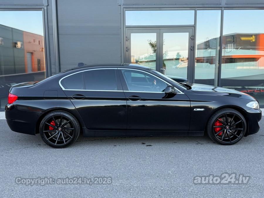 Melns BMW 5 Series 2010 Kuresāre, ar dzinēja tilpumu 3.00 L un nobraukumu 312 tūkst. km par 6990 €, foto 9 vietnē AUTOMOTO.COM.LV
