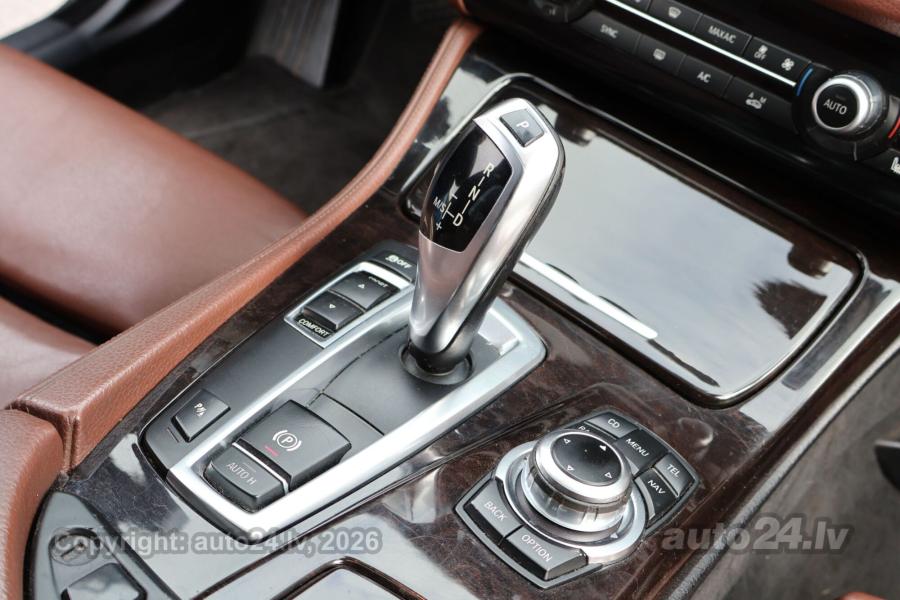 Melns BMW 5 Series 2010 Tartu, ar dzinēja tilpumu 3.00 L un nobraukumu 240 tūkst. km par 15000 €, foto 12 vietnē AUTOMOTO.COM.LV