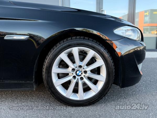 Melns BMW 5 Series 2010 Tallina, ar dzinēja tilpumu 2.00 L un nobraukumu 289 tūkst. km par 5900 €, foto 10 vietnē AUTOMOTO.COM.LV