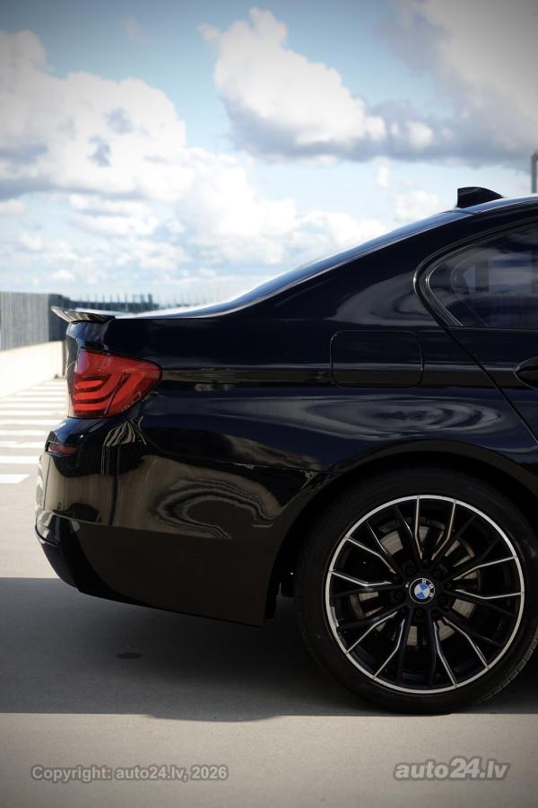 Melns BMW 5 Series 2011 Tallina, ar dzinēja tilpumu 3.00 L un nobraukumu 302 tūkst. km par 12700 €, foto 5 vietnē AUTOMOTO.COM.LV