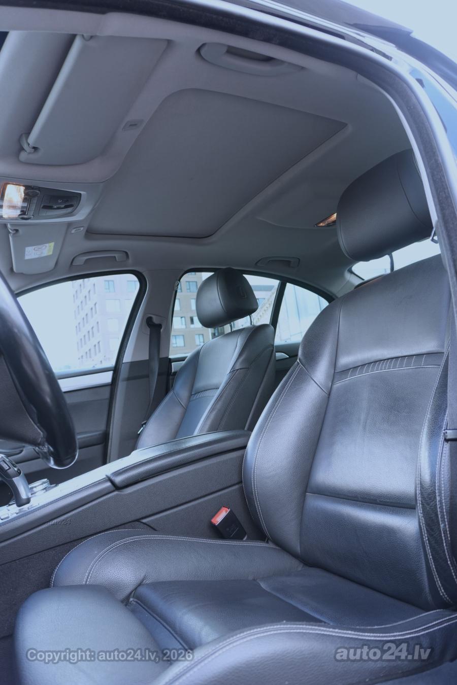 Black BMW 5 Series 2014 in Riga, with an engine capacity of 2.00 L and mileage of 275 thousand km for 11490 €, photo 10 on AUTOMOTO.COM.LV