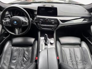 Black BMW 5 Series 2018 in Riga, with an engine capacity of 3.00 L and mileage of 135 thousand km for 32990 €, photo 8 on AUTOMOTO.COM.LV