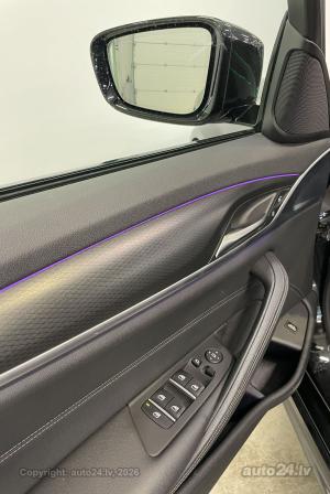Melns BMW 5 Series 2023 Tallina, ar dzinēja tilpumu 2.00 L un nobraukumu 62 tūkst. km par 38990 €, foto 20 vietnē AUTOMOTO.COM.LV