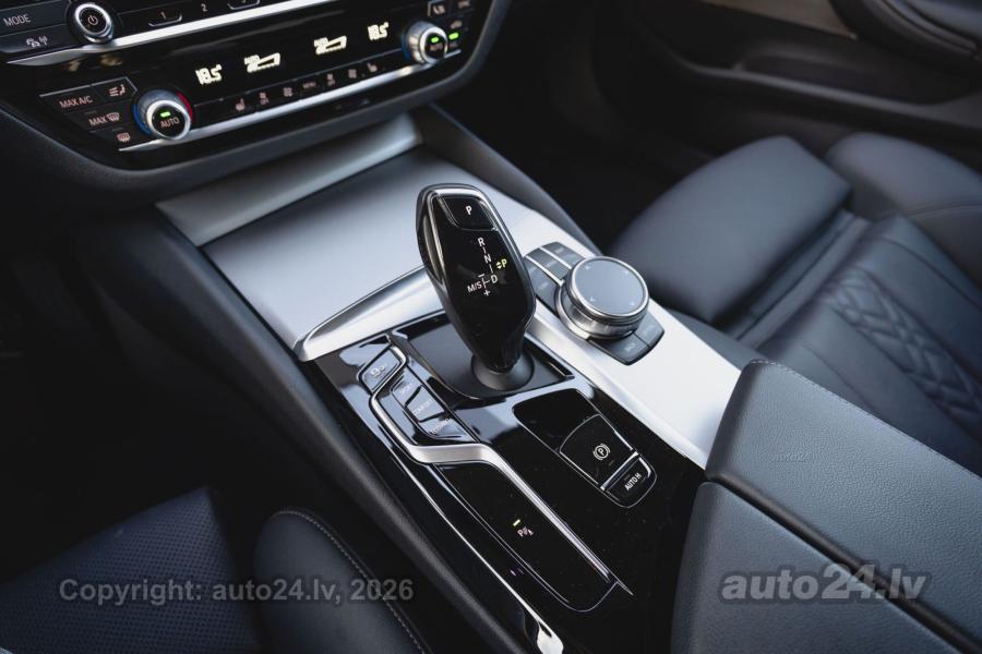 Melns BMW 5 Series 2023 Tartu, ar dzinēja tilpumu 2.00 L un nobraukumu 36 tūkst. km par 35900 €, foto 21 vietnē AUTOMOTO.COM.LV
