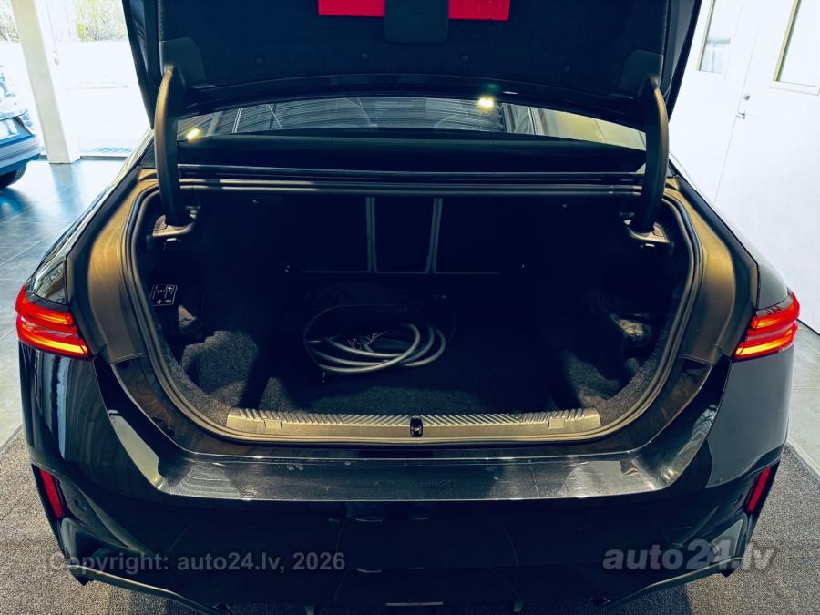 Black BMW 5 Series 2024 in Parnu, with an engine capacity of 3.00 L and mileage of 62 thousand km for 79500 €, photo 18 on AUTOMOTO.COM.LV