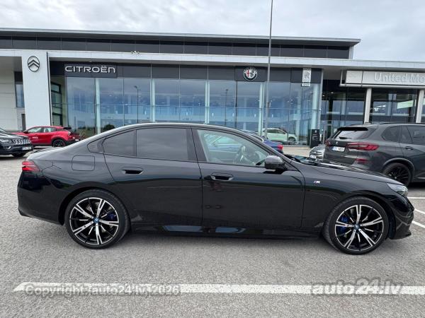 Melns BMW 5 Series 2024 Tallina, ar dzinēja tilpumu 3.00 L un nobraukumu 62 tūkst. km par 77500 €, foto 5 vietnē AUTOMOTO.COM.LV