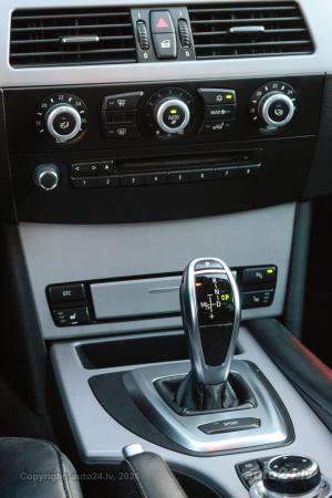 Melns BMW 5 Series 2009 Tallina, ar dzinēja tilpumu 3.00 L un nobraukumu 298 tūkst. km par 8899 €, foto 16 vietnē AUTOMOTO.COM.LV