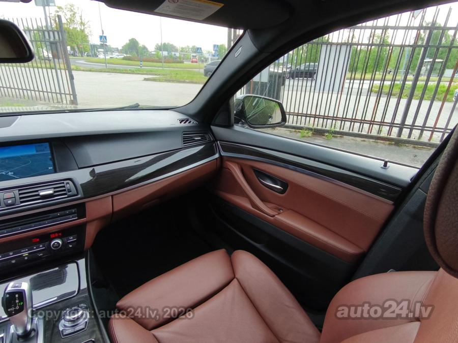 Melns BMW 5 Series 2011 Tartu, ar dzinēja tilpumu 3.00 L un nobraukumu 223 tūkst. km par 11990 €, foto 10 vietnē AUTOMOTO.COM.LV