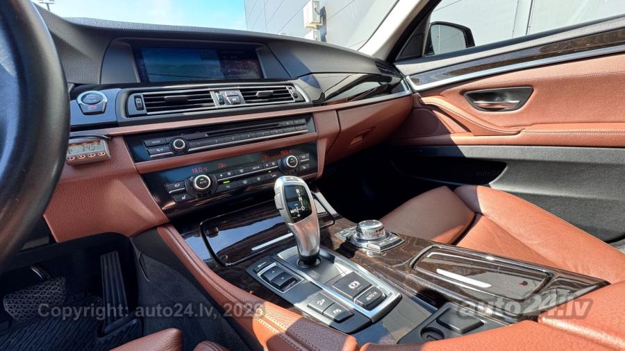 Melns BMW 5 Series 2012 Tallina, ar dzinēja tilpumu 3.00 L un nobraukumu 315 tūkst. km par 10900 €, foto 14 vietnē AUTOMOTO.COM.LV