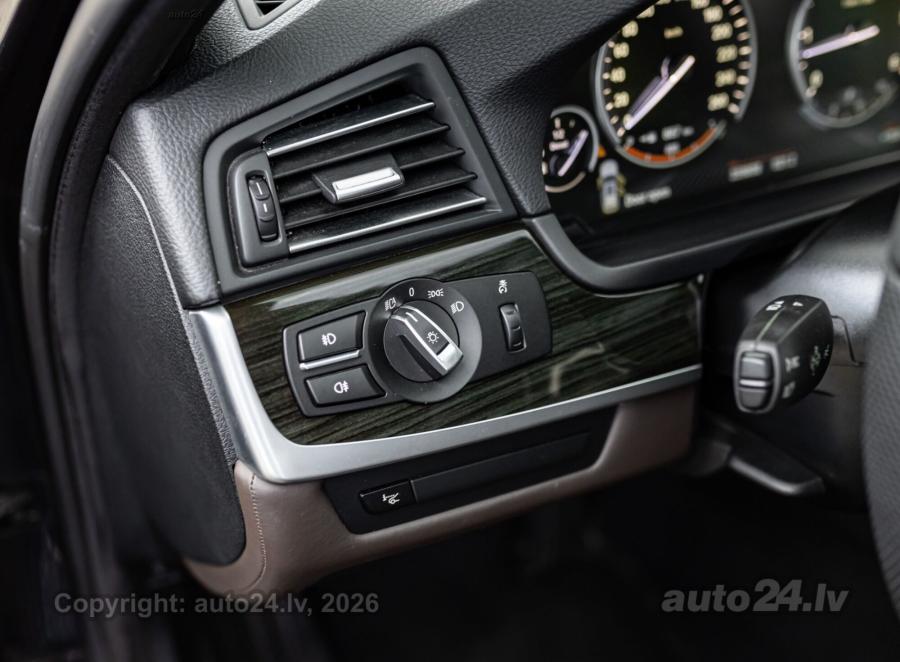 Black BMW 5 Series 2013 in Tallinn, with an engine capacity of 3.00 L and mileage of 345 thousand km for 9800 €, photo 20 on AUTOMOTO.COM.LV