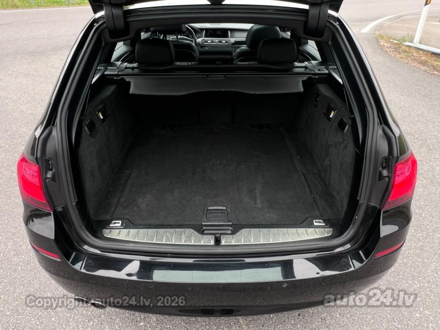 Black BMW 5 Series 2017 in Tallinn, with an engine capacity of 3.00 L and mileage of 277 thousand km for 12790 €, photo 17 on AUTOMOTO.COM.LV