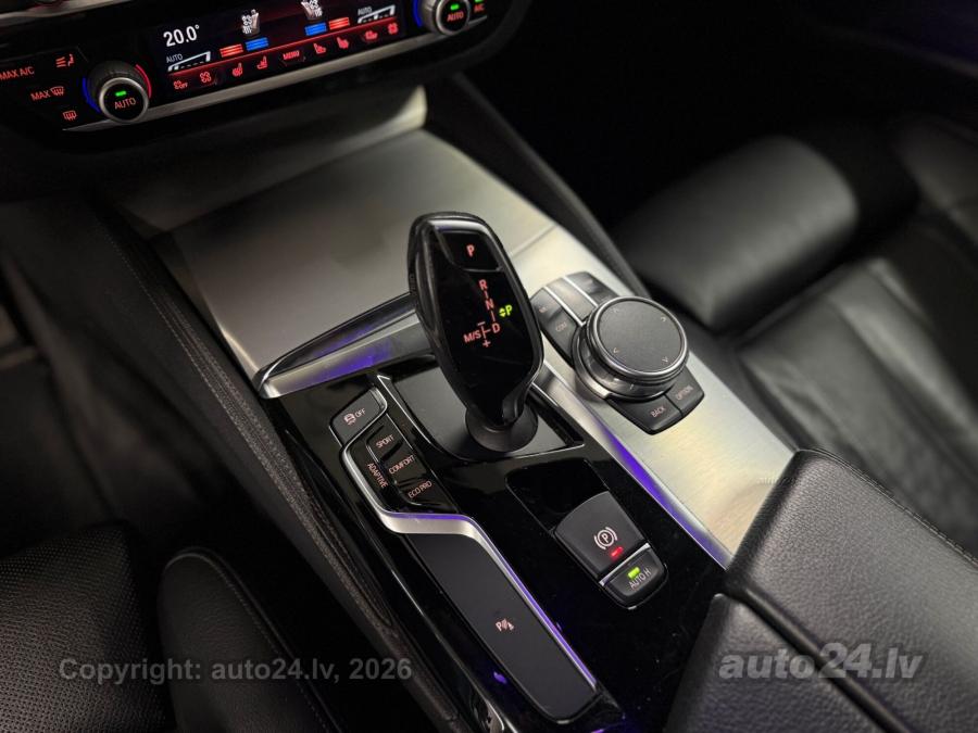 Melns BMW 5 Series 2018 Pērnava, ar dzinēja tilpumu 3.00 L un nobraukumu 294 tūkst. km par 18990 €, foto 19 vietnē AUTOMOTO.COM.LV