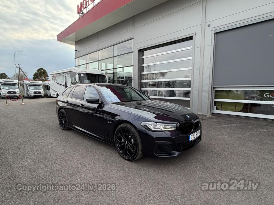 Melns BMW 5 Series 2022 Tallina, ar dzinēja tilpumu 2.00 L un nobraukumu 160 tūkst. km par 33990 €, foto 3 vietnē AUTOMOTO.COM.LV