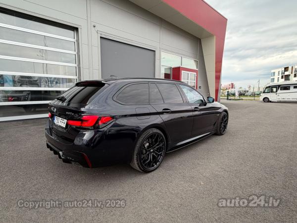 Melns BMW 5 Series 2022 Tallina, ar dzinēja tilpumu 2.00 L un nobraukumu 160 tūkst. km par 33990 €, foto 7 vietnē AUTOMOTO.COM.LV