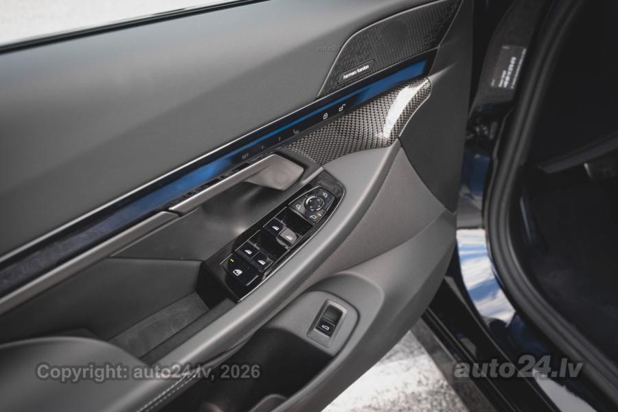 Melns BMW 5 Series 2025 Tartu, ar dzinēja tilpumu 2.00 L un nobraukumu 27 tūkst. km par 62000 €, foto 18 vietnē AUTOMOTO.COM.LV