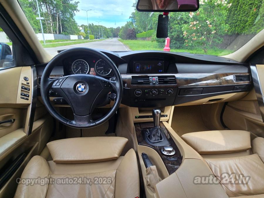 Zils BMW 5 Series 2004 Tallina, ar dzinēja tilpumu 3.00 L un nobraukumu 440 tūkst. km par 3990 €, foto 12 vietnē AUTOMOTO.COM.LV