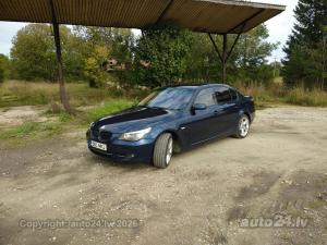 Zils BMW 5 Series 2007 Kuresāre, ar dzinēja tilpumu 3.00 L un nobraukumu 303 tūkst. km par 6900 €, foto  vietnē AUTOMOTO.COM.LV
