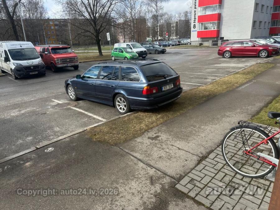 Zils BMW 5 Series 2002 Tallina, ar dzinēja tilpumu 2.50 L un nobraukumu 370 tūkst. km par 1500 €, foto 14 vietnē AUTOMOTO.COM.LV