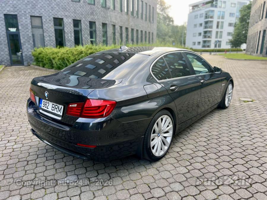 Pelēks BMW 5 Series 2010 Tallina, ar dzinēja tilpumu 3.00 L un nobraukumu 411 tūkst. km par 8999 €, foto 4 vietnē AUTOMOTO.COM.LV