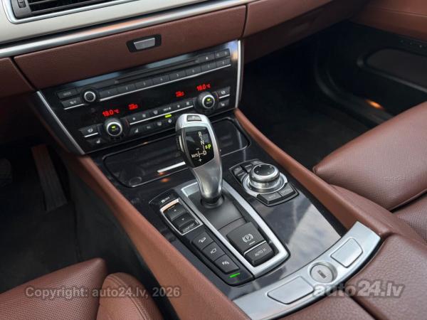 Pelēks BMW 5 Series 2011 Tallina, ar dzinēja tilpumu 3.00 L un nobraukumu 318 tūkst. km par 8890 €, foto 11 vietnē AUTOMOTO.COM.LV
