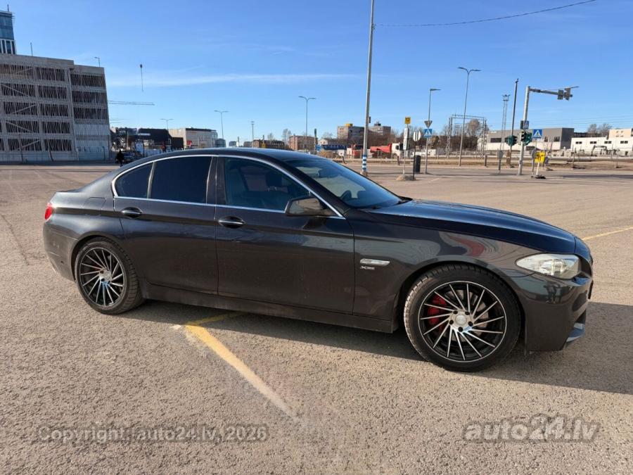 Pelēks BMW 5 Series 2011 Tallina, ar dzinēja tilpumu 3.00 L un nobraukumu 0 tūkst. km par 10400 €, foto 15 vietnē AUTOMOTO.COM.LV