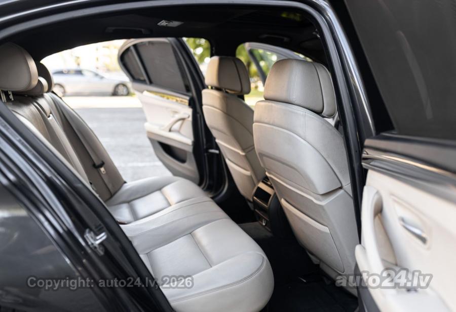 Pelēks BMW 5 Series 2011 Tallina, ar dzinēja tilpumu 3.00 L un nobraukumu 499 tūkst. km par 8999 €, foto 17 vietnē AUTOMOTO.COM.LV