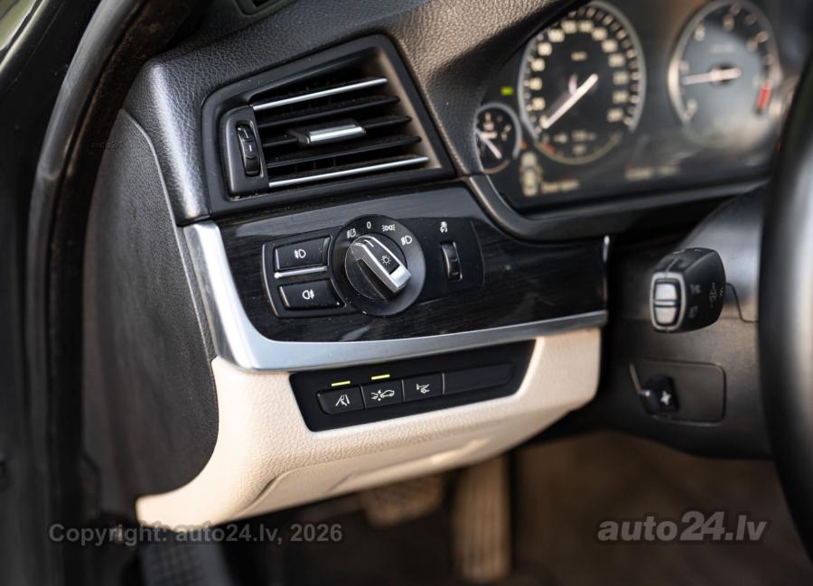 Pelēks BMW 5 Series 2011 Tallina, ar dzinēja tilpumu 3.00 L un nobraukumu 499 tūkst. km par 8999 €, foto 22 vietnē AUTOMOTO.COM.LV